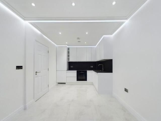 Cranston Court, Bloemfontein Road, London W12, 1 bed flat to rent, £2,200 pcm | PrimeLocation