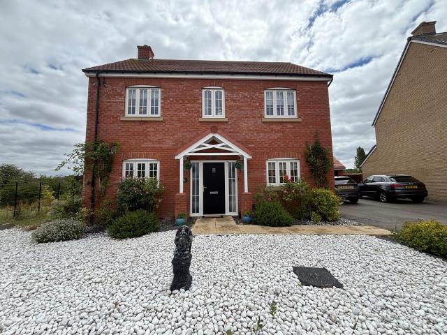 Cranwell Circle, Bedford, MK42 4 bed detached house to rent £2,750 pcm £635 pw
