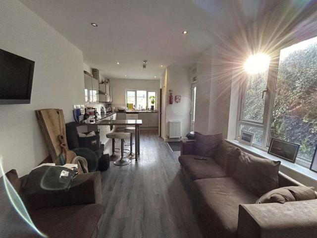 Prime Location Living Newquay Room 3