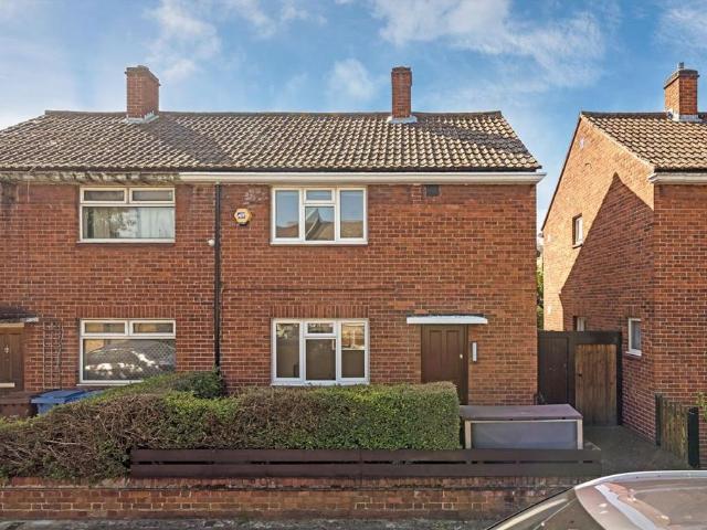 Crewys Road, London SE15 2 bed house to rent £2,900 pcm £669 pw