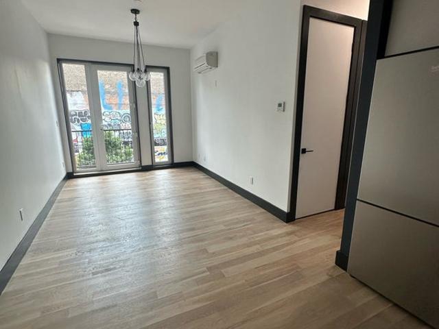 Creative Looking for fun & friendly roommates