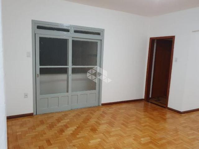 Crédito Real vende apartamento no Centro histórico, 2 dormitórios, living amplo