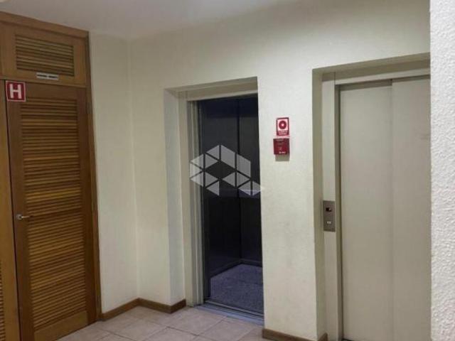 Crédito Real vende ótimo apartamento na Cidade Baixa, semi mobiliado de 2 quartos com infraestrutur