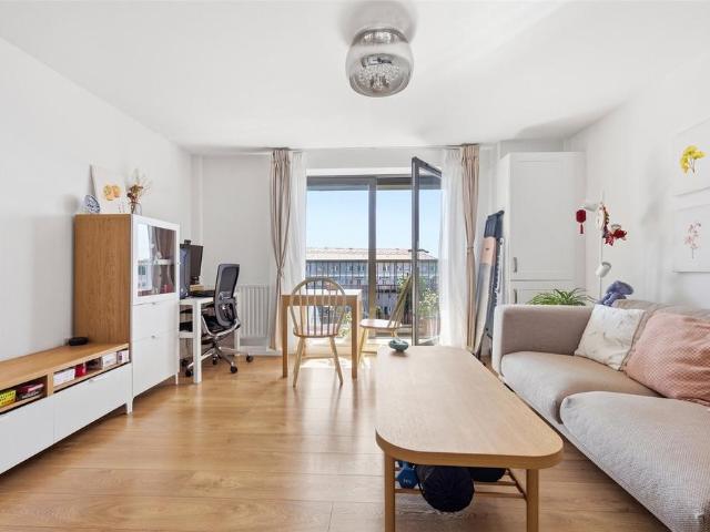 Crediton Road, London E16 2 bed apartment to rent £2,200 pcm £508 pw