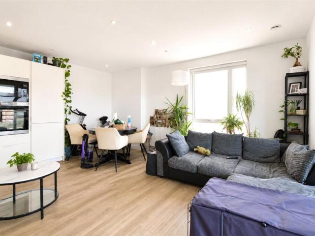 Creekside, London, SE8 2 bed apartment to rent £2,500 pcm £577 pw