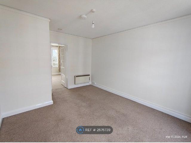 Crendon Street, High Wycombe HP13, 2 bed flat to rent, £1,000 pcm | PrimeLocation