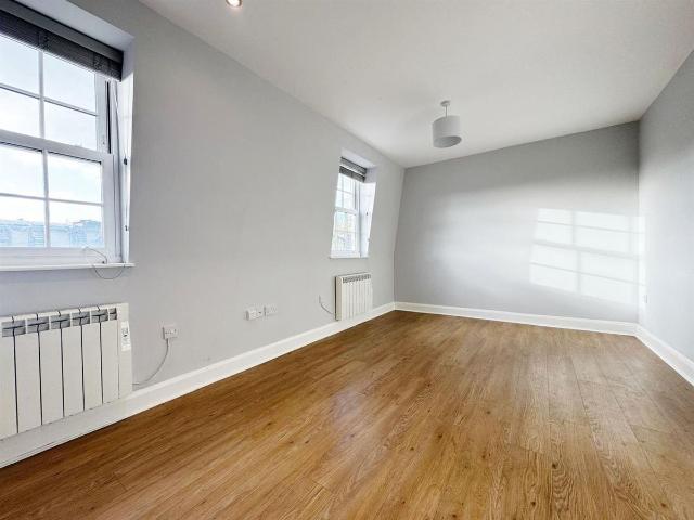 Crendon Street, High Wycombe HP13, 2 bed flat to rent, £1,100 pcm | PrimeLocation