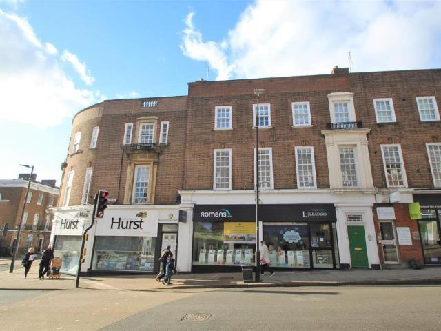 Crendon Street, High Wycombe HP13 2 bed flat to rent £1,395 pcm £322 pw