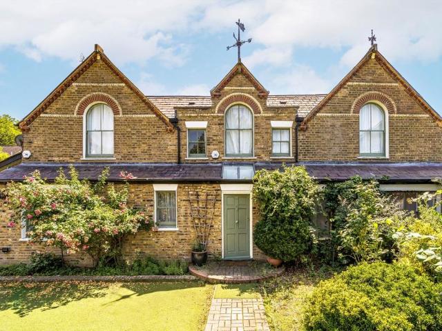 Crescent Way, London SE4 4 bed detached house to rent £4,600 pcm £1,062 pw