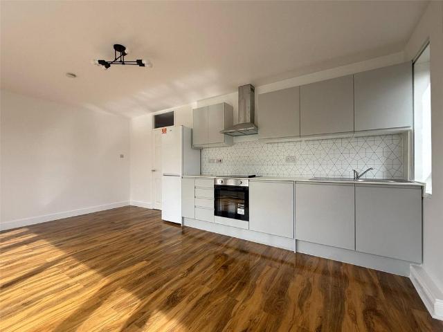 Crescent West, Hadley Wood. 3 bed apartment to rent £2,150 pcm £496 pw
