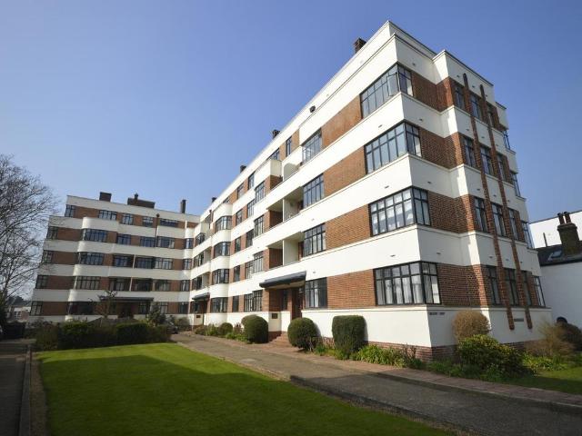 Crescent Court The Crescent, Surrey KT6 3 bed flat to rent £2,700 pcm £623 pw