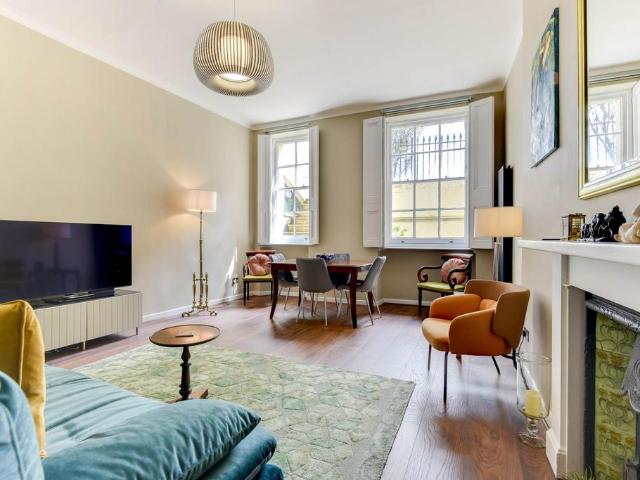 Crescent Court, Adelaide Crescent, Hove 1 bed flat to rent £3,467 pcm £800 pw