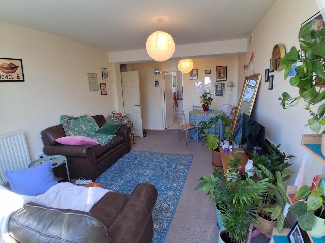 Crescent Court, London, SW4 2 bed apartment to rent £2,150 pcm £496 pw