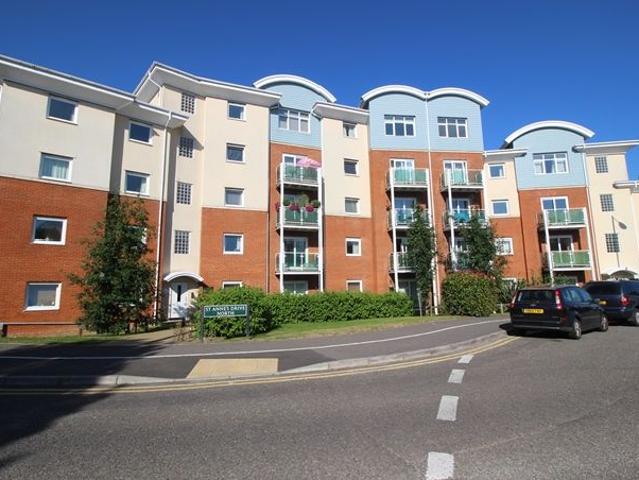 Crescent Court, Redhill RH1, 2 bed flat to rent, £1,500 pcm | PrimeLocation