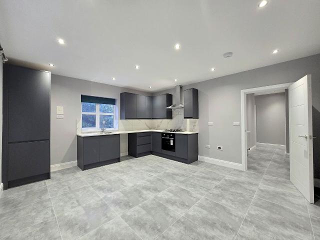 Crescent Drive, Aldershot GU12, 2 bed flat to rent, £1,600 pcm | PrimeLocation