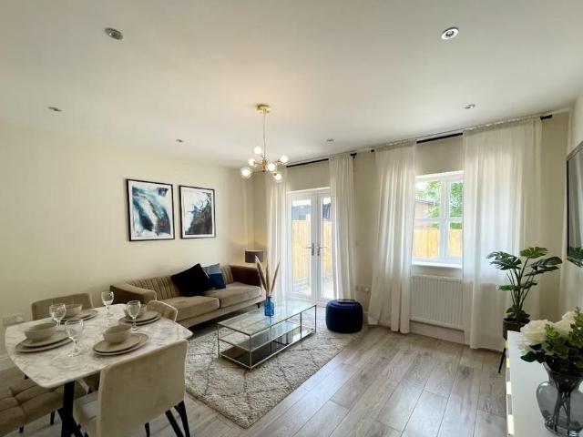 Crescent Drive, Aldershot GU12 3 bed flat to rent £1,800 pcm £415 pw