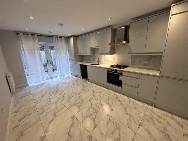 Crescent Drive, Aldershot, Hampshire GU12, 3 bed town house to rent, £1,800 pcm | PrimeLocation