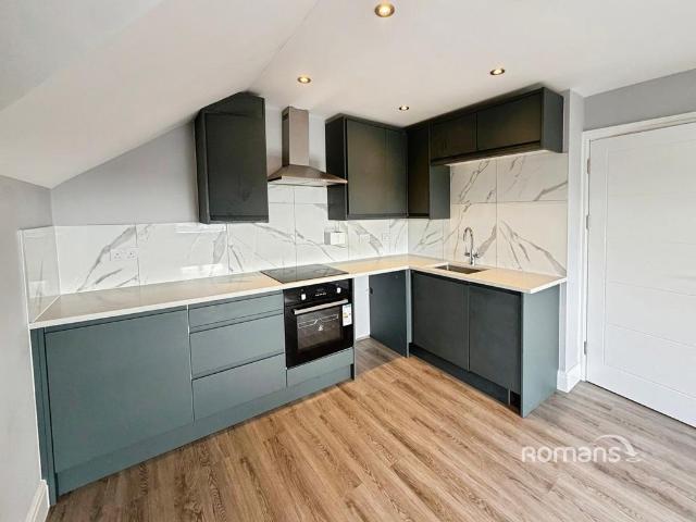 Crescent Drive, Aldershot, Hampshire. 2 bed flat to rent £1,550 pcm £358 pw