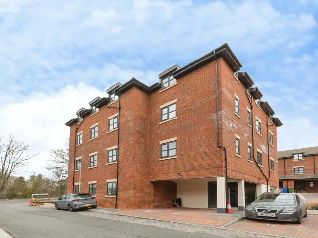 Crescent Drive GU12, 2 bed flat to rent, £1,500 pcm | PrimeLocation
