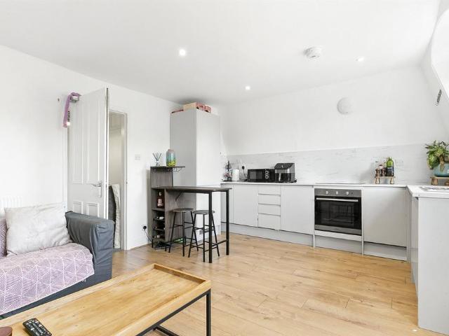 Crescent Grove, London, SW4 2 bed apartment to rent £2,595 pcm £599 pw