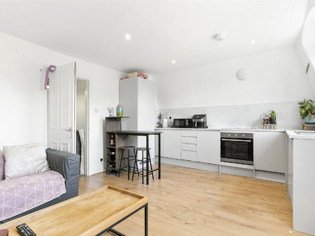 Crescent Grove, London SW4, 2 bed flat to rent, £2,595 pcm | PrimeLocation