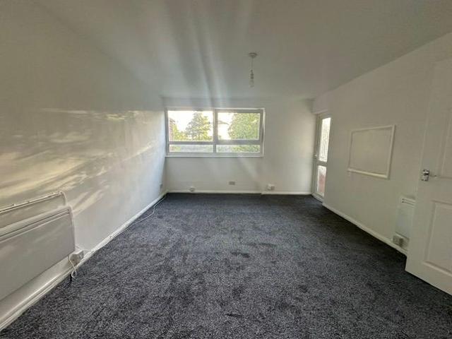 Crescent Road, Luton LU2, 2 bed maisonette to rent, £1,100 pcm | PrimeLocation