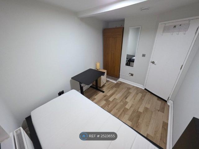 Crescent Road, London SE18, Room to rent, £725 pcm | PrimeLocation