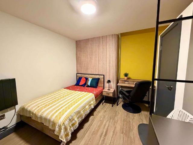 Crescent Road Room 6