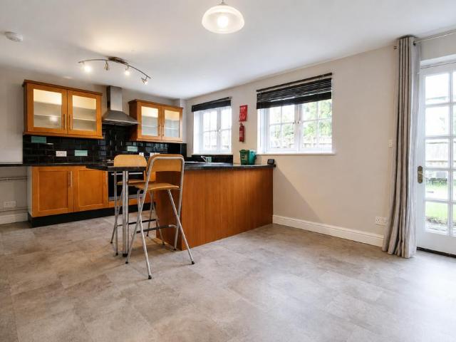 Crescent Road, Temple Cowley 3 bed detached house to rent £2,150 pcm £496 pw