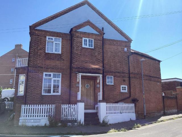 Crescent Road, Walton On The Naze CO14 3 bed semi detached house to rent £1,325 pcm £306 pw