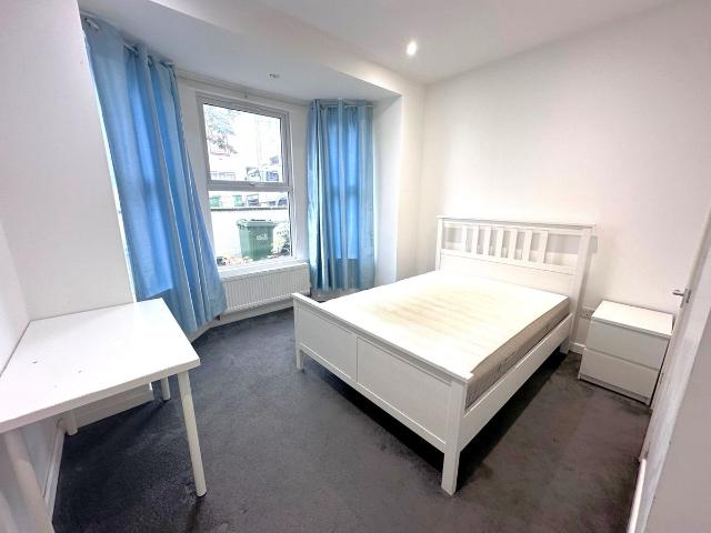 Crescent Road, Woolwich SE18, Room to rent, £1,000 pcm | PrimeLocation