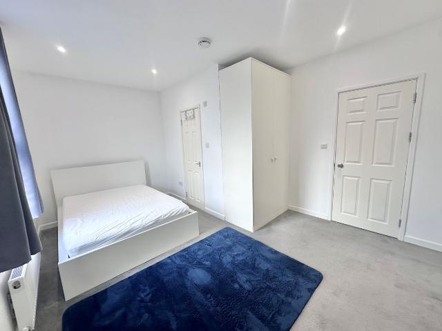 Crescent Road, Woolwich SE18, Room to rent, £1,000 pcm | PrimeLocation