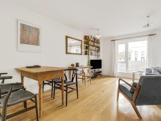 Cresset Road, London E9 2 bed flat to rent £2,700 pcm £623 pw