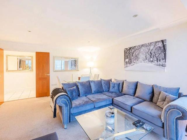 Creswell Drive, Langley Waterside. 2 bed apartment to rent £2,350 pcm £542 pw