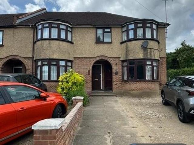 Crest Drive, Enfield, EN3 2 bed flat to rent £1,950 pcm £450 pw