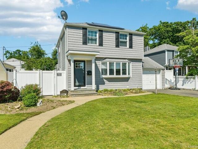 Crest Rd W, Merrick, Home For Sale