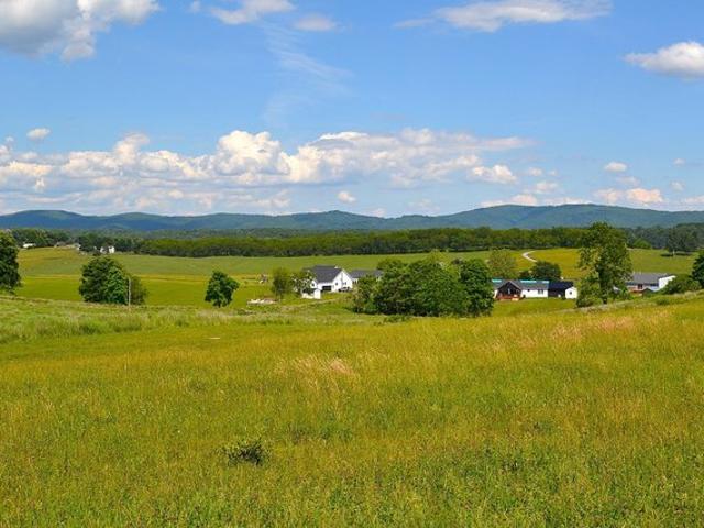 Crestmont Dr, Lewisburg, WV 24901