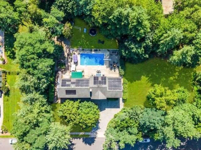 Crestview Ct, Farmingdale, Home For Sale