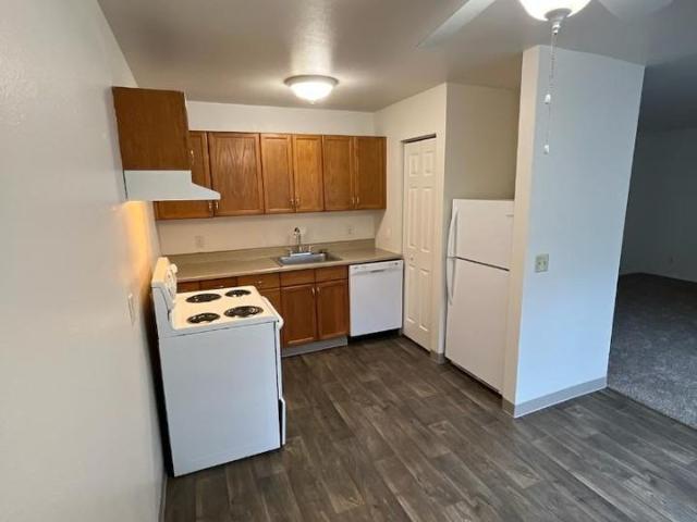 Crestwood Court Apartments 2 Bedroom Apartment for Rent at 3830 Sw Plum St, Portland, OR 97219 Multnomah