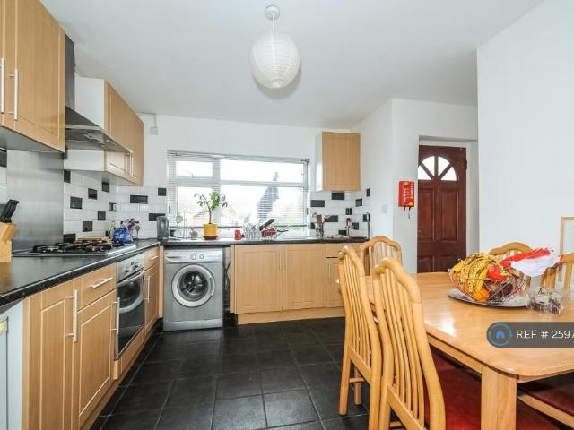 Cricket Road, Oxford, OX4 5 bed semi detached house to rent £3,000 pcm £692 pw