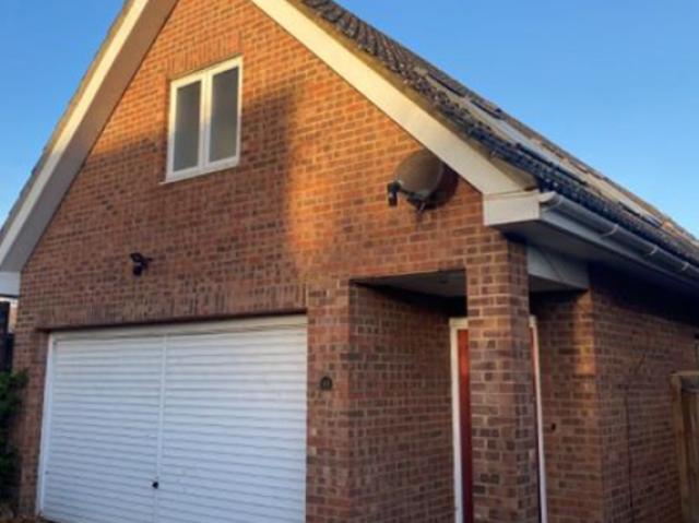 Cricketers Close, Southgate, London. 5 bed bungalow to rent £3,250 pcm £750 pw
