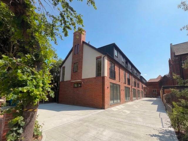 Cricklade Avenue, London SW2, 3 bed flat to rent, £3,000 pcm | PrimeLocation