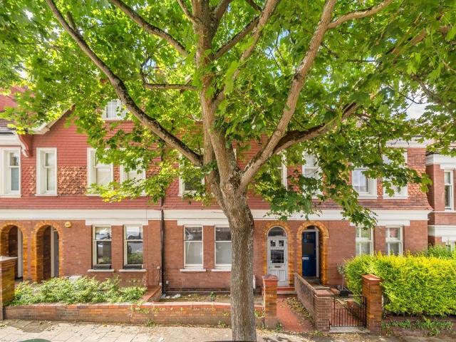 Cricklade Avenue, London SW2 2 bed flat to rent £2,200 pcm £508 pw