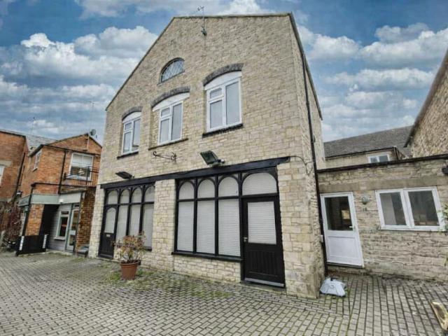 Cricklade Street, Cirencester. 2 bed apartment to rent £1,050 pcm £242 pw