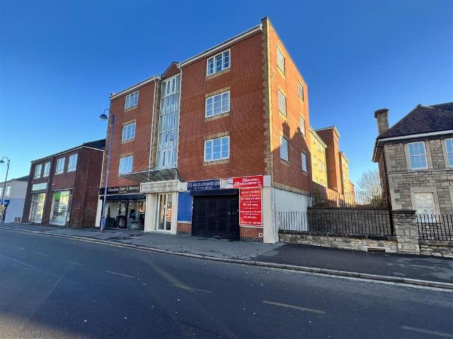 Cricklade Road, Swindon SN2 2 bed flat to rent £1,050 pcm £242 pw