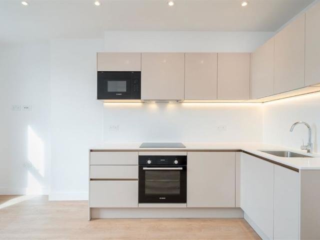Cricklewood Broadway, Cricklewood NW2, 3 bed flat to rent, £2,752 pcm | PrimeLocation