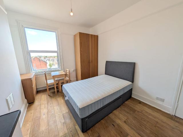 Cricklewood Broadway, Cricklewood NW2, Studio to rent, £1,000 pcm | PrimeLocation