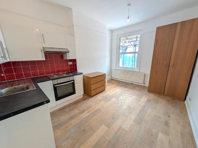 Cricklewood Broadway, Cricklewood NW2 Studio to rent £1,000 pcm £231 pw