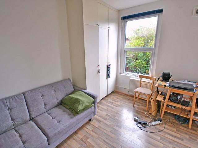 Cricklewood Broadway, Cricklewood NW2, Studio to rent, £1,040 pcm | PrimeLocation