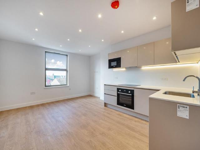 Cricklewood Broadway, London, NW2 3 bed apartment to rent £2,750 pcm £635 pw